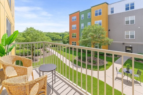 Rivernest 2br | 2 Queens+ Xcel Arena +Free Parking - Cottage Grove, MN