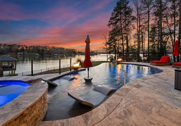 Lucent Sunset Retreat W/heated Pool & Game Room - Lake Norman, NC