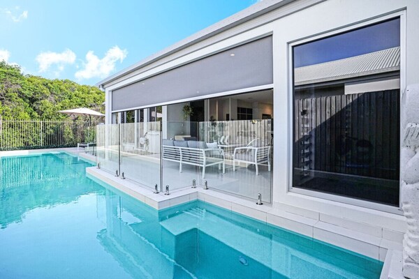 Bluewater Escape At Harbour Drive- Luxury Coastal Retreat With Private Pool | Family & Pet-friendly - Cairns
