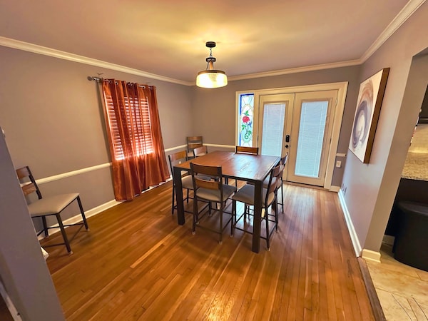 Spacious 4 Bedroom Home In Beautiful Columbus With Wifi, Crafted For Family Fun. - New Albany, OH