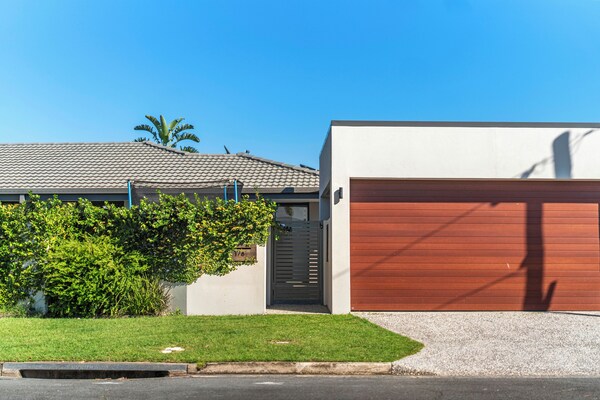 Lux Waterfront Villa (Magnesium Spa) - The Goldie! - Surfers Paradise