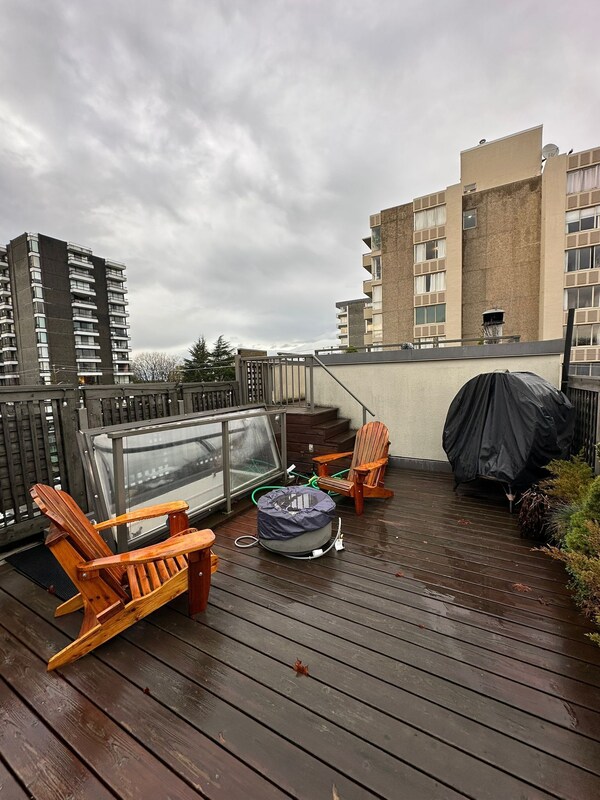 Heritage Townhome Steps From The Beach In Kitsilano With Private Rooftop Patio - West Vancouver