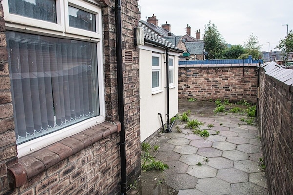 Room 1 Double Bedroom, Stoke-on-trent. - Stoke-on-Trent
