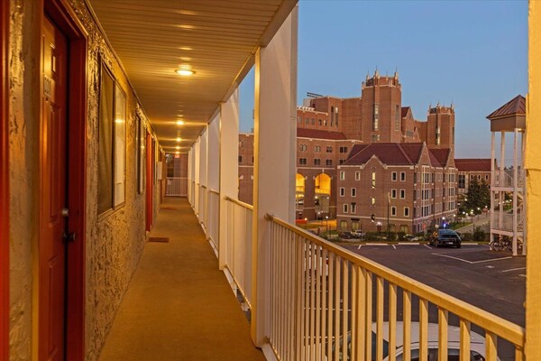 The Ward - Resort Style Gameday Condo - Tallahassee