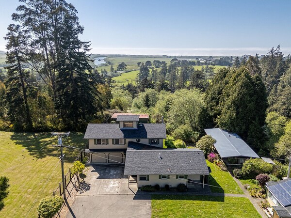 Pacific Edge- Eclectic Home With Stellar Ocean And Pasture Views, Deck, Bbq And Hot Tub - Arcata, CA
