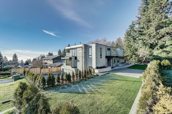 O Charming Bright Queen Bed Room Ensuite - West Vancouver