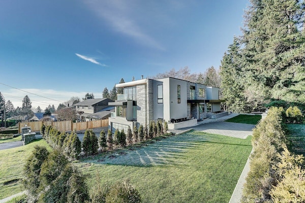 O Charming Bright Queen Bed Room Ensuite - West Vancouver
