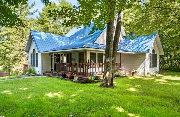 Charming 3 Bedroom 2 Bathroom Home - Kalkaska, MI