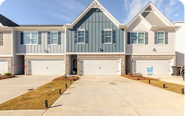 Your Home Away From Home  Sleek 3br Haven Minutes From Vibrant Downtown Atlanta - Hampton, GA