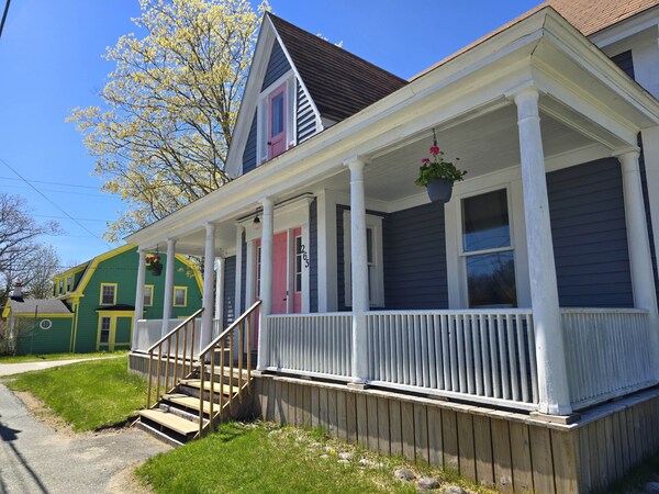 Scenic Shelburne Home. Central Location Close To Shelburne Harbour. - Nova Scotia
