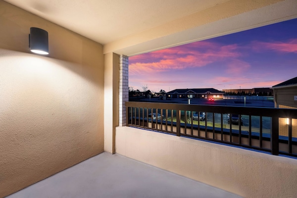 Pet-friendly Haven With Swimming Pool, Near Suburban Collection Showplace - Farmington Hills, MI