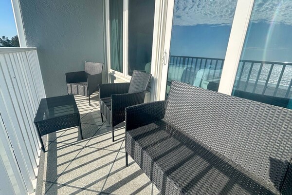 Top Floor Beachfront Views. Heated Pool. Tiki Bar. Soft White Sands! - Treasure Island, FL
