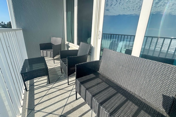 Top Floor Beachfront Views. Heated Pool. Tiki Bar. Soft White Sands! - Treasure Island, FL