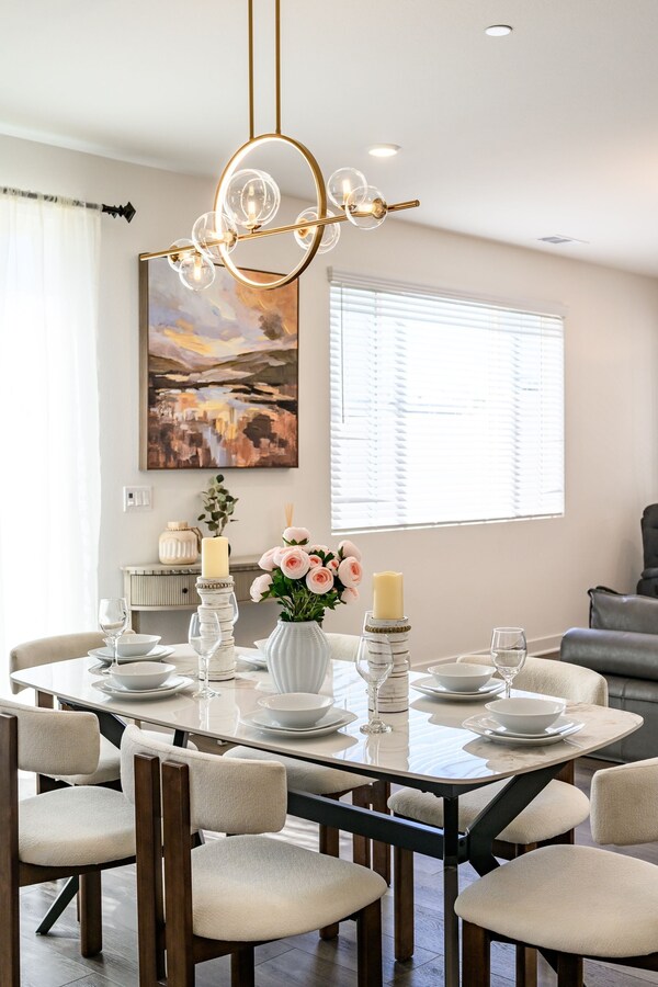 4bd/7 Beds/modern Style/elegant/comfortable - San Bernardino, CA