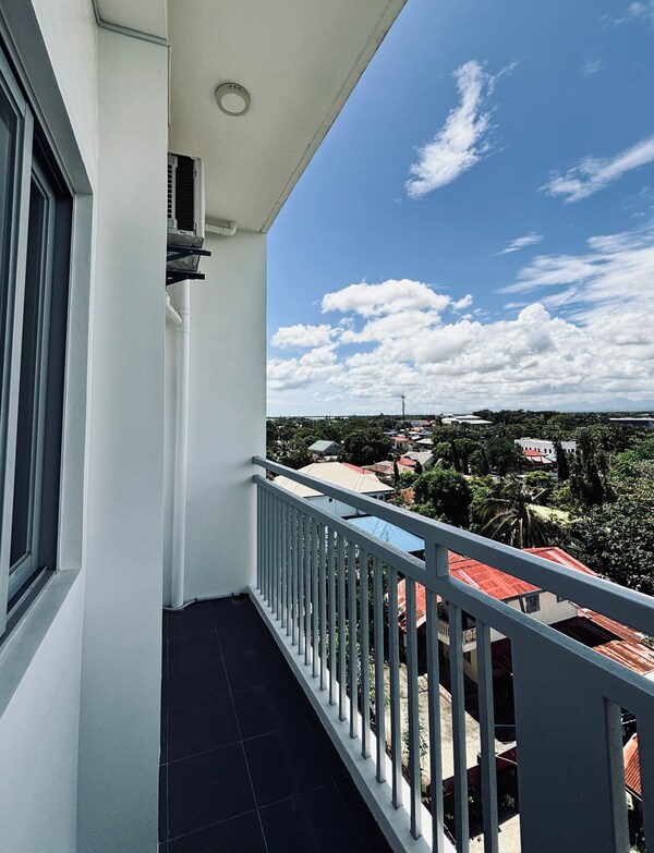 A Smooth & Cozy City Loft - Iloilo City