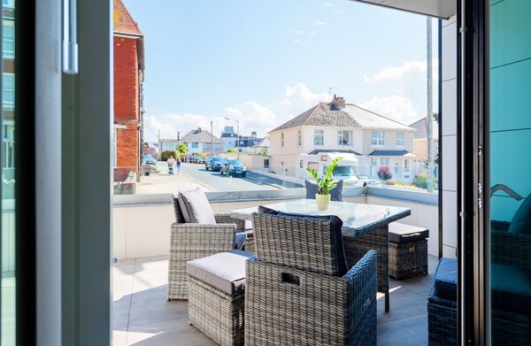 28 Cliff Edge Is A Spacious One-bedroom Apartment On The Eastern Edge Of Newquay - 紐奎