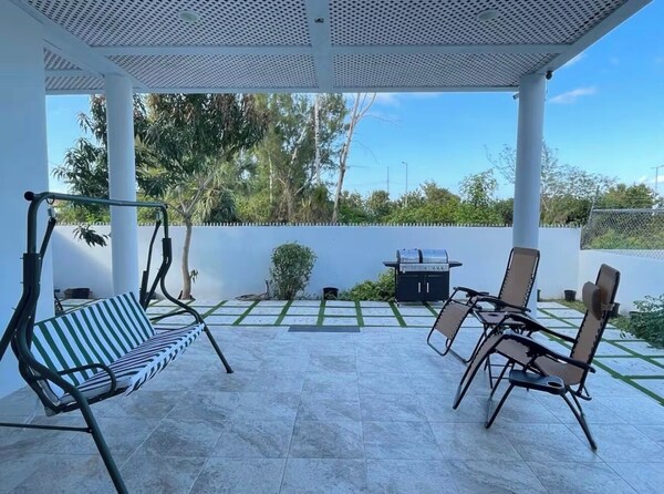 Blessings: 4-bedroom Townhome In Awesome Nassau With Wifi, Ac, Fitness Equipment - ナッソー