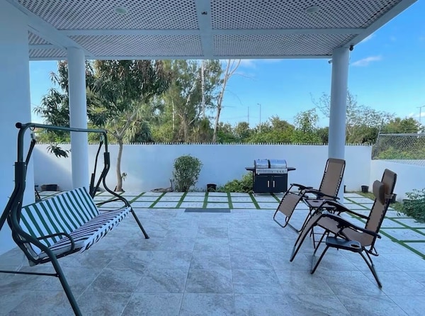 Blessings: 4-bedroom Townhome In Awesome Nassau With Wifi, Ac, Fitness Equipment - ナッソー