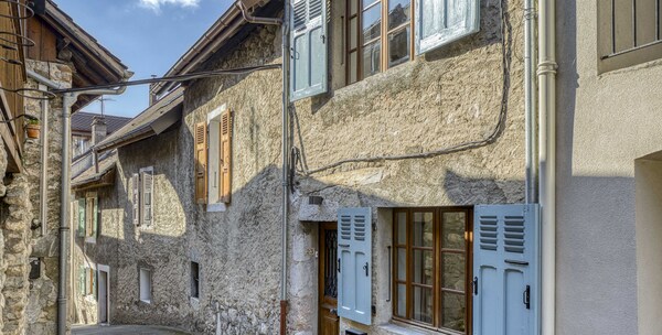 Les Volets Bleus  Charming Village House - Lake Annecy