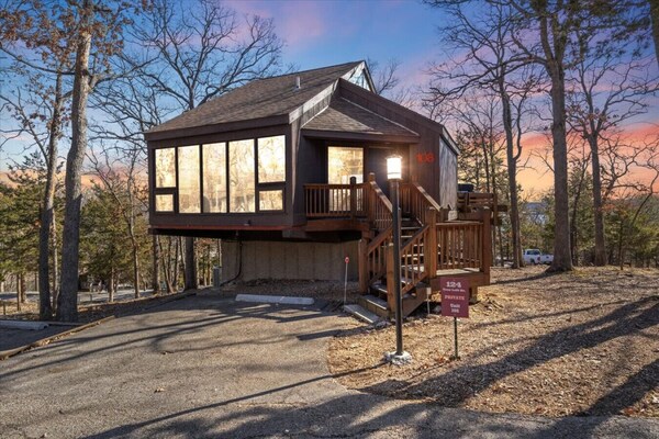 The Luxe Treetop Villa - Indoor Pool, Lake Views & More! - Lake Ozark, MO