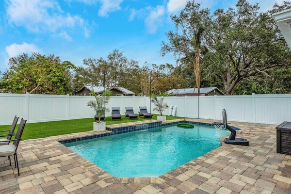 Palm Breeze Luxury * With E-bikes & Heated Pool!* - Sarasota, FL