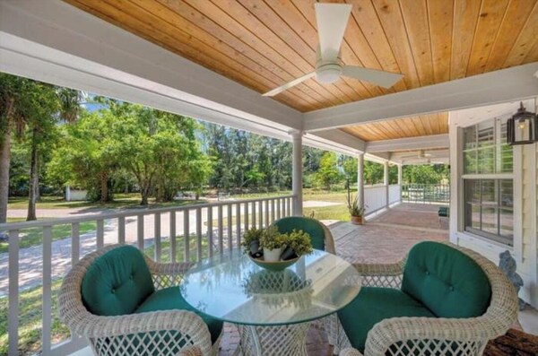 Beautiful Farmhouse 2acres Estate, Hot Tub, Beach, Parks Trails, Bikes, Stadium - Jupiter, FL