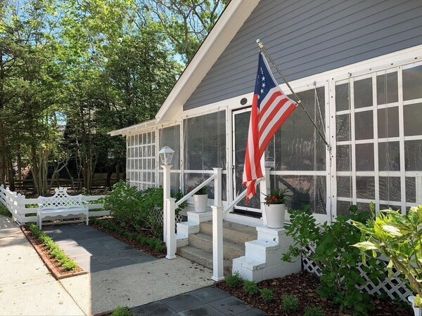 Historic Pines Cottage Sleeps 10  Walk To Beach, Porch, Patio, And Charm! - Rehoboth Beach, DE
