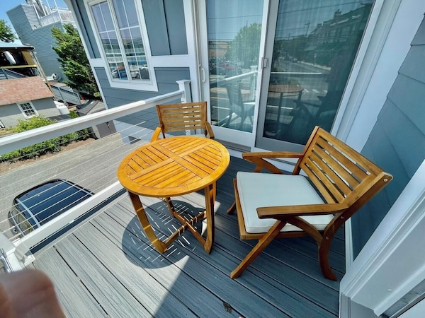 Solar-powered Duplex, 2 Blocks To Beach, Walk To Dining, Ev Charging & Parking! - Delaware