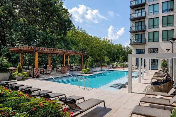 2br Inprime Buckhead Locale In Vibrant Atlanta With Amazing Pool - Dunwoody, GA