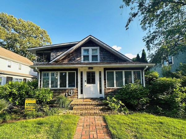 Spacious Cottage, Steps To Beach W/ Game Room, 2 Kitchens, & Free Parking - Rehoboth Beach, DE