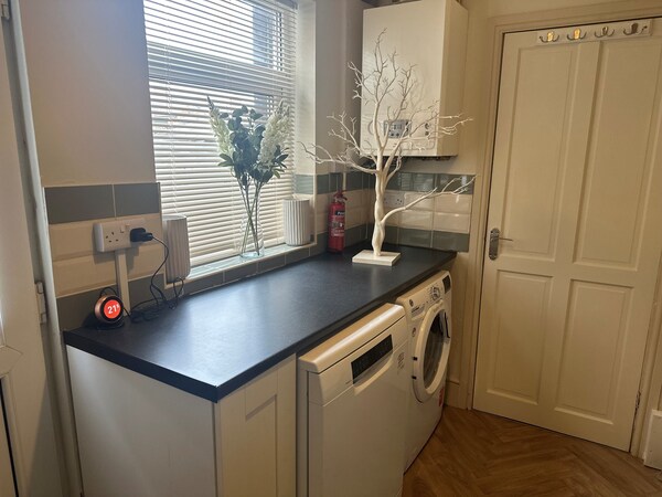 Moon House 2 Bed 2 Bathroom (Sleeps 4). Crewe Town Centre House. With Sky Tv - Crewe