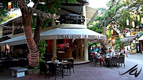 Spacious Building With 8 Bedrooms And Ac, Amazing Location In Playa Del Carmen - Playa del Carmen