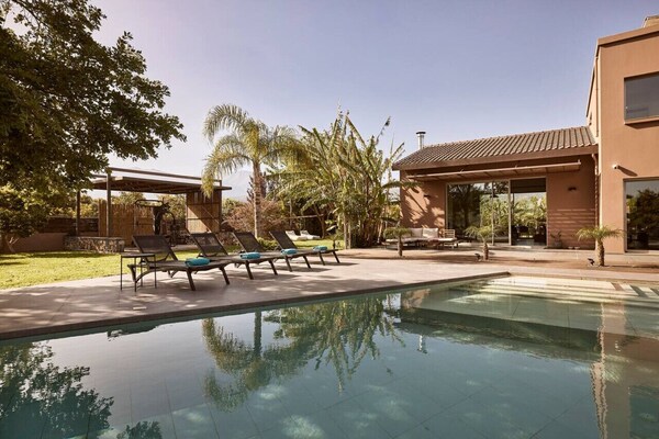Villa Fuerte & Weddings | 2 Minivans | 18 Guests - Grecia