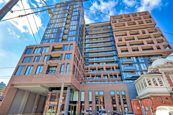 Luxury Penthouse With A Beautiful View, 3 Bedrooms, Private Balcony, And More. - Toronto