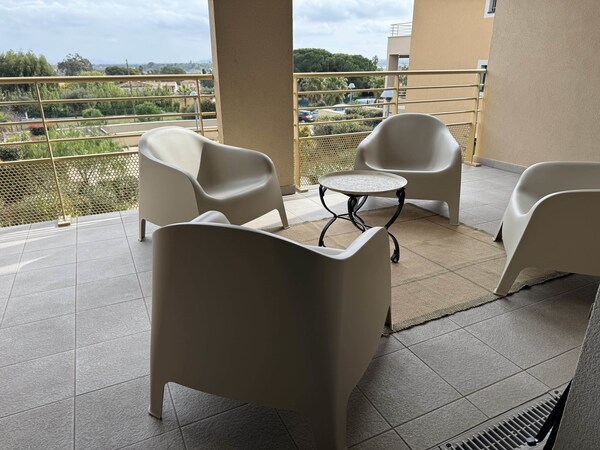 Spacieux T3 Avec Terrasse à Hyères - La Capte