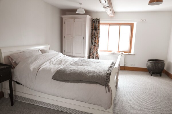 Large Pretty Farmhouse 2 Mins From Burford, Cotswolds ,Pet Friendly. Big Garden - Gloucestershire