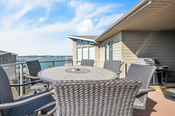 Charming 3-bedroom Condo With Stunning Lake Views In Fabulous Arnolds Park, Ia - Okoboji, IA