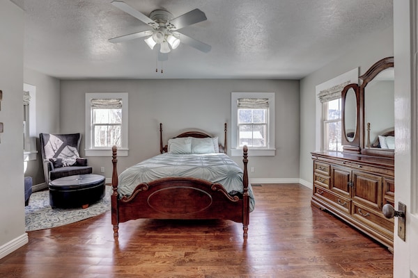 Sleeps 29!  9-bedroom 8-bath 3-kitchen, Historic Mcbride Farm In Garden Valley - Garden Valley, ID