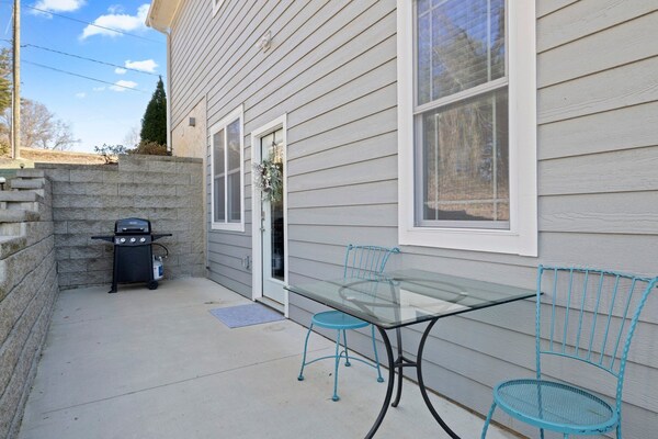 Downtown Apartment- Sleeps 4! Walk To Restaurants, Breweries & The Ecusta Trail - Hendersonville, NC