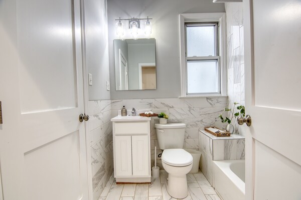 Luxury New-build 2br W King Bed, Designer Finishes + Ultra-fast Wifi & Ac - Co-Op City, NY