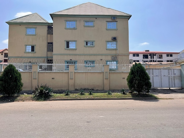 1bedroom Flat At Utako Abuja. 24hrs Light, Wifi & Kitchen - Abuya
