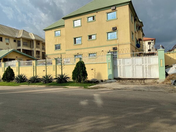 1bedroom Flat At Utako Abuja. 24hrs Light, Wifi & Kitchen - Abuja