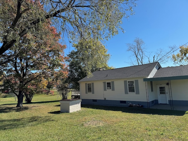 Cute Retro House In Knoxville Countryside - 布萊恩