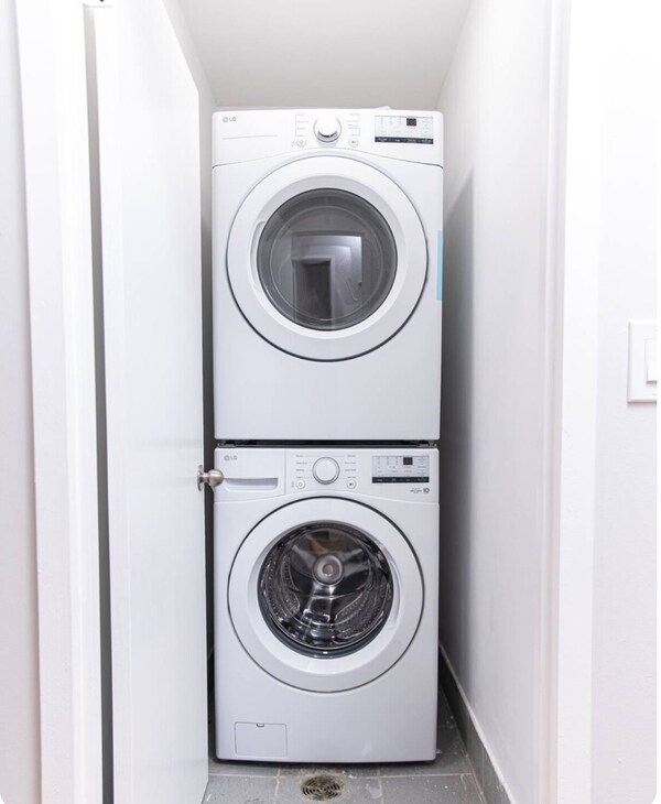Sprawling 2br W King Bed, Fast Wifi, 20 Minutes To Times Square! - Yorkville - Manhattan