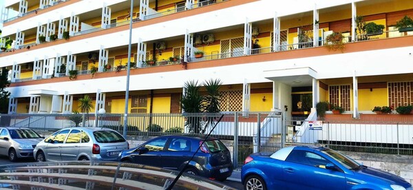 Single Room With Private Bath And Balcony - Ours Is A Friendly House - Bari
