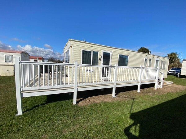 Cosy 8 Berth Caravan At California Cliffs With Decking And Wifi Ref 50036h - Caister-on-Sea
