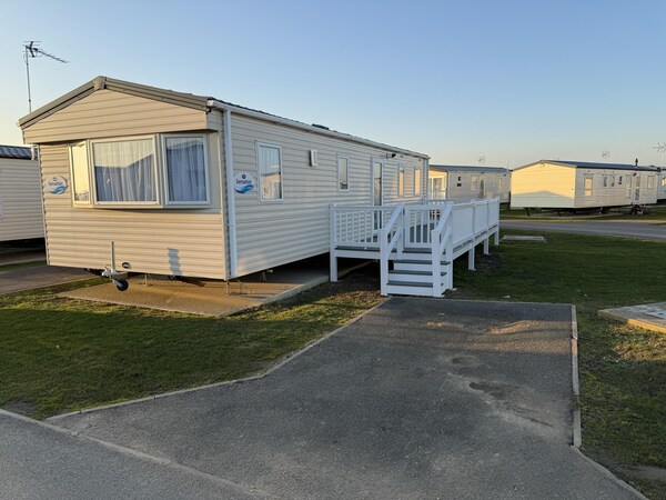 Caravan With Wifi And Decking At St Osyth Beach Holiday Park Ref 28017kv - Clacton-on-Sea