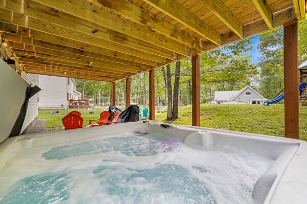 King Bed*hot Tub*arcade*pool Table*75" Tv*fire Pit - Pocono Lake, PA
