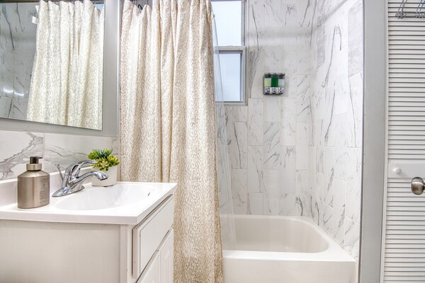 Elegant 2br Modern Oasis Brand-new Build, Luxe Touches & Lightning-fast Wifi, Ac - Fort Totten - Queens NY