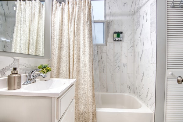 Elegant 2br Modern Oasis Brand-new Build, Luxe Touches & Lightning-fast Wifi, Ac - Great Neck, NY